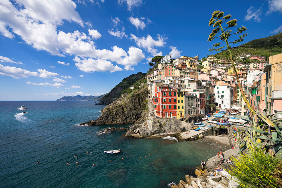 Cinque Terre Excursion Wallpaper – Natural and Elegant Decor